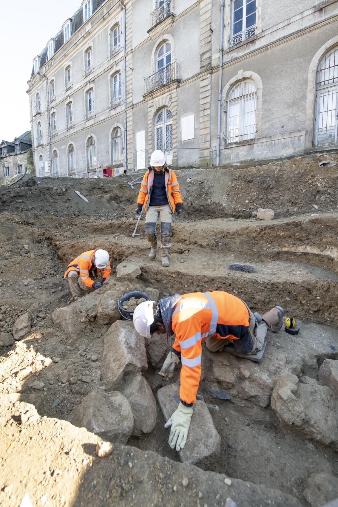 Fouille archéologique au Château de l'Hermine | Ville de Vannes